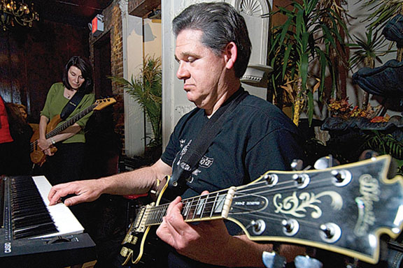 Chronicle networking dinner a success | | qchron.com