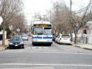 Keep Q10 bus route as is: residents | | qchron.com