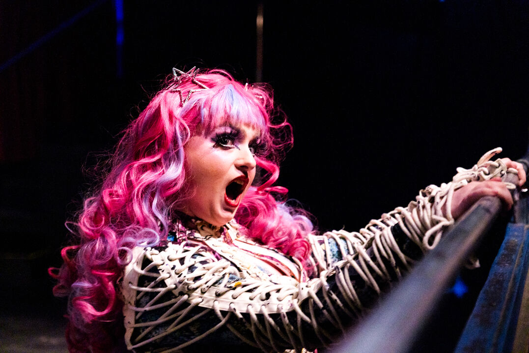 Brevity is the soul of wit in Woodside, too | | qchron.com