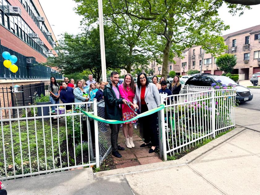 PS/MS 232 unveils new reading garden | | qchron.com