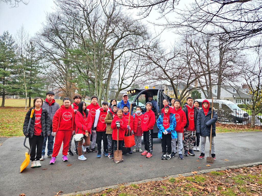 Volunteers take to Crocheron | | qchron.com