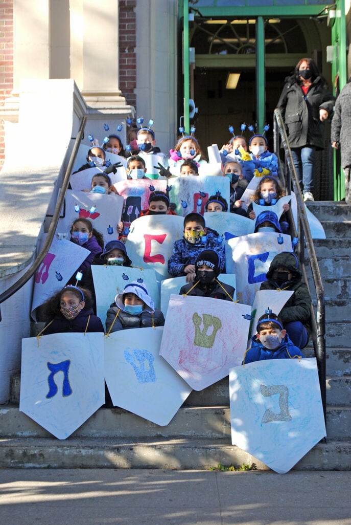 Welcoming the holidays at PS/IS 87 | | qchron.com