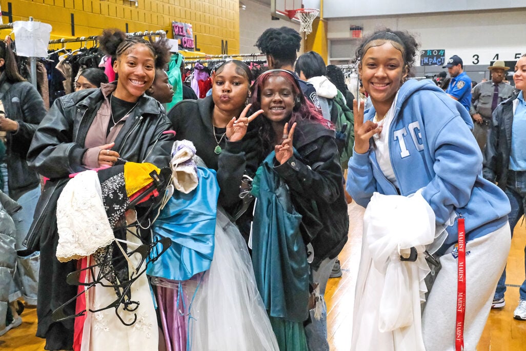Teens all smiles at NYPD’s 10th Prom Impact | | qchron.com