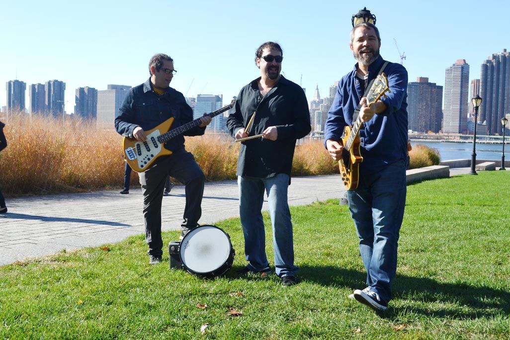 Band goes a little acoustic, still rock-’n’-roll | | qchron.com