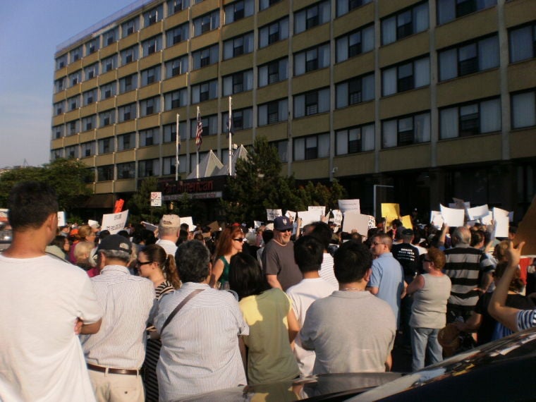 1,000 protest Pan American homeless shelter in Elmhurst | | qchron.com