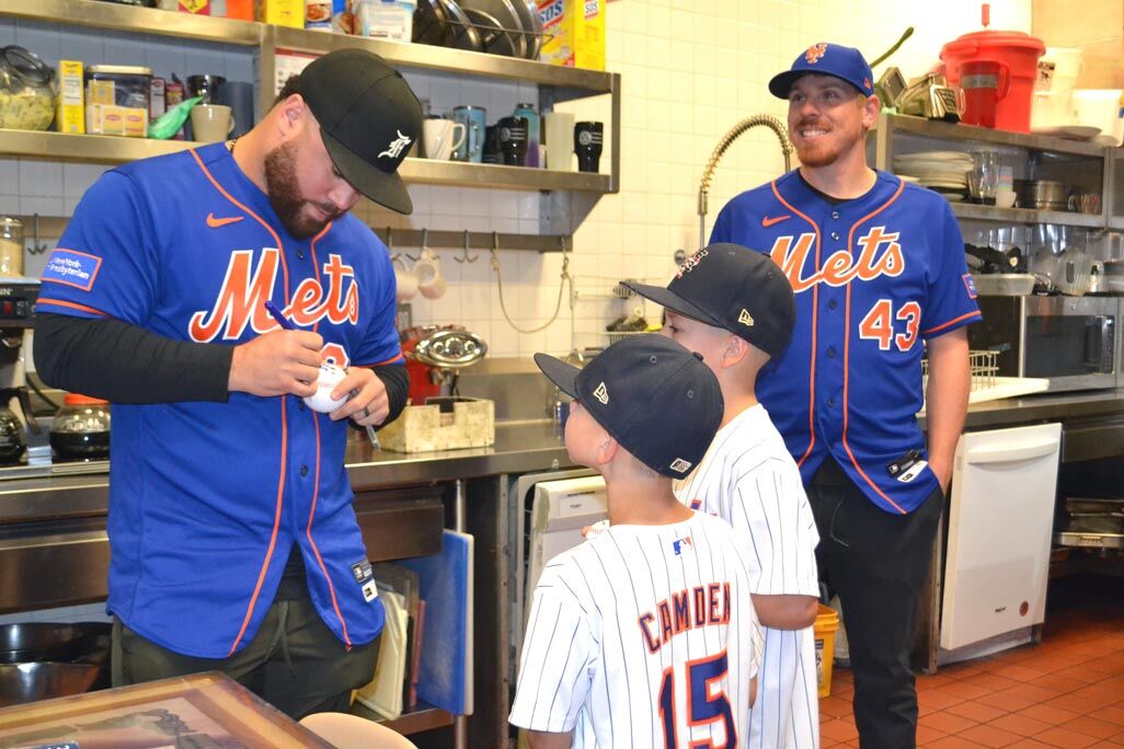 Mets and Mariners visit the Hollis Hogs | | qchron.com