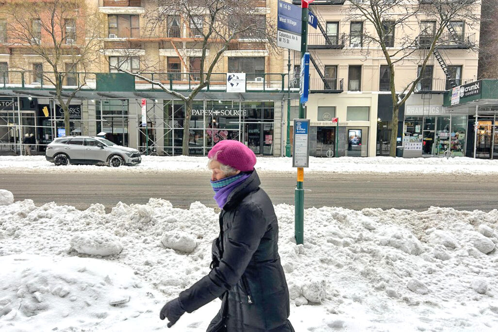 Climbing bus stop mountain: Snowfall makes a mess | | qchron.com