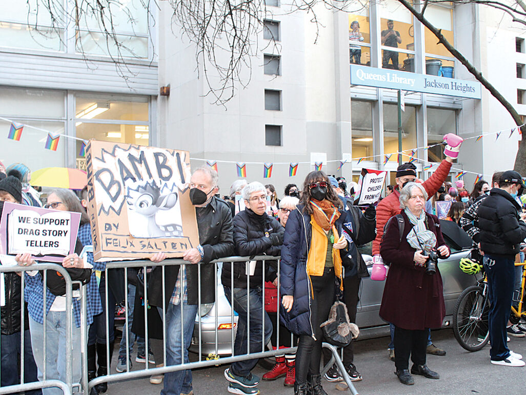 Drag Story Hour in Jackson Heights draws hundreds | | qchron.com
