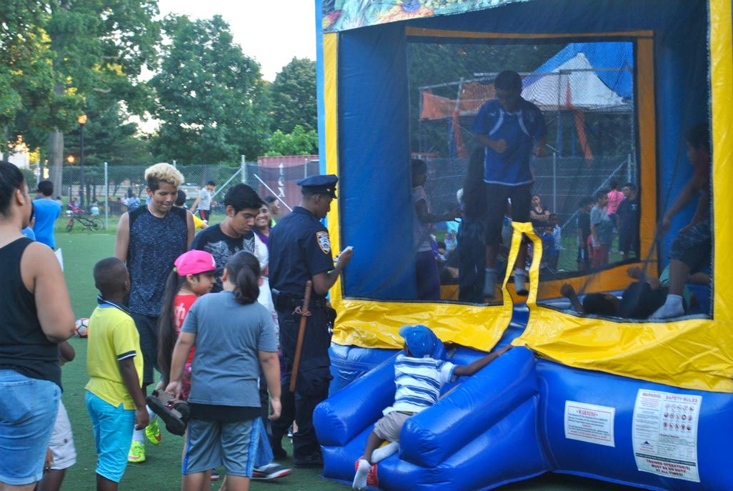 Southeast Queens celebrates a night out | | qchron.com