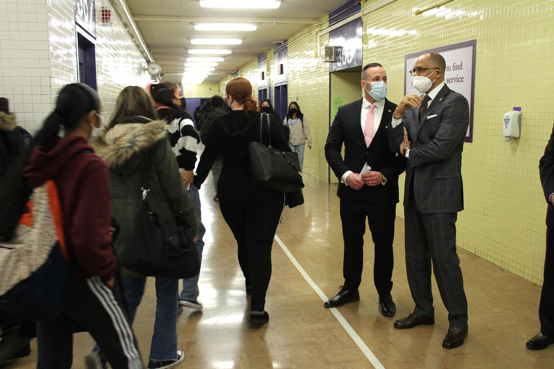 Banks visits alma mater, Hillcrest | | qchron.com