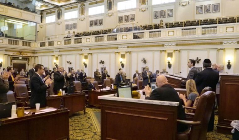 Oklahoma tornado survivors meet Phil Goldfeder | | qchron.com