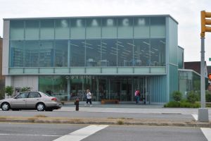 Light, airy library opens in Glen Oaks | | qchron.com