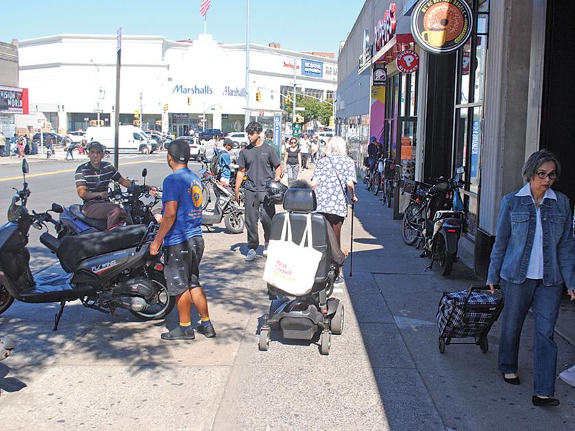 Lunchtime labyrinth on Rego Pk. sidewalk | | qchron.com