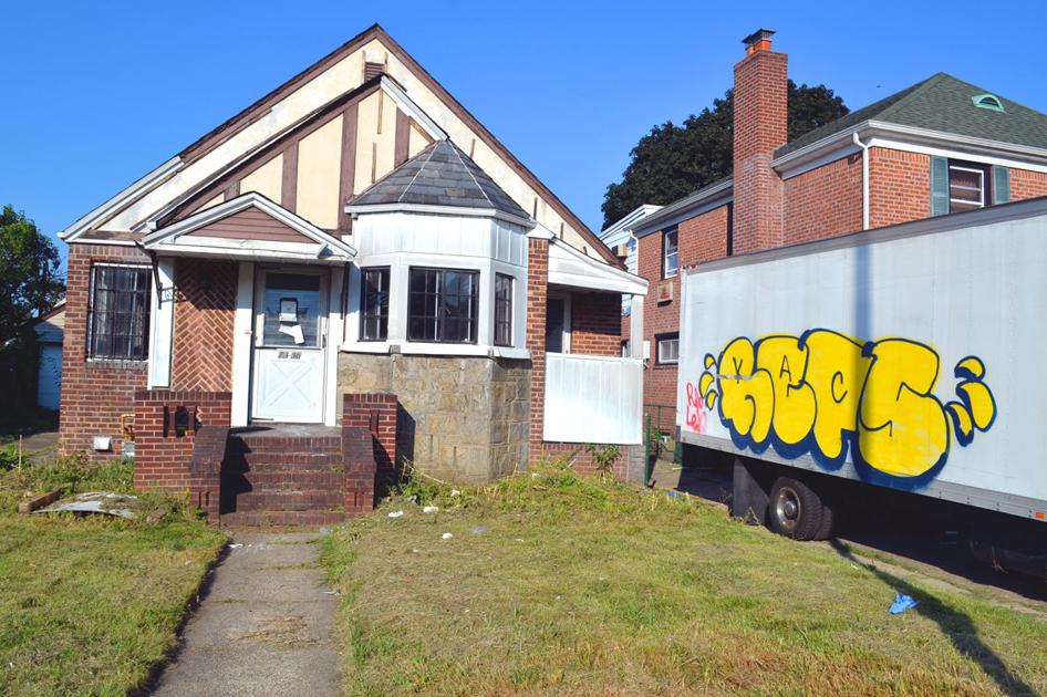 Neighbor not loving ‘eyesore’ house | | qchron.com