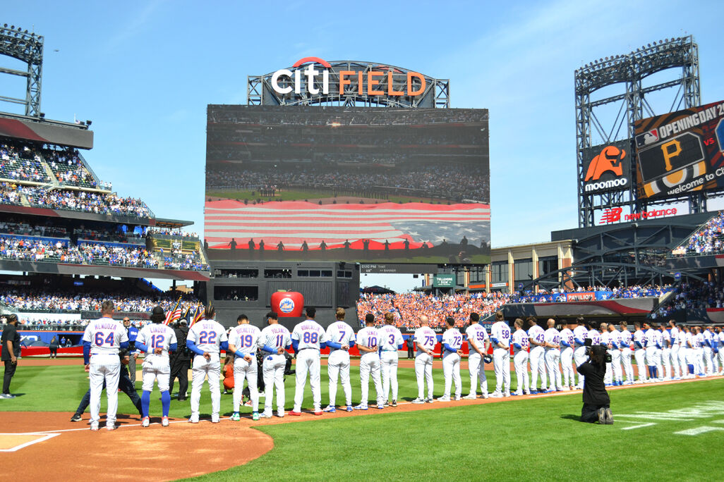 Mets fans unite for an Amazin’ opener | | qchron.com