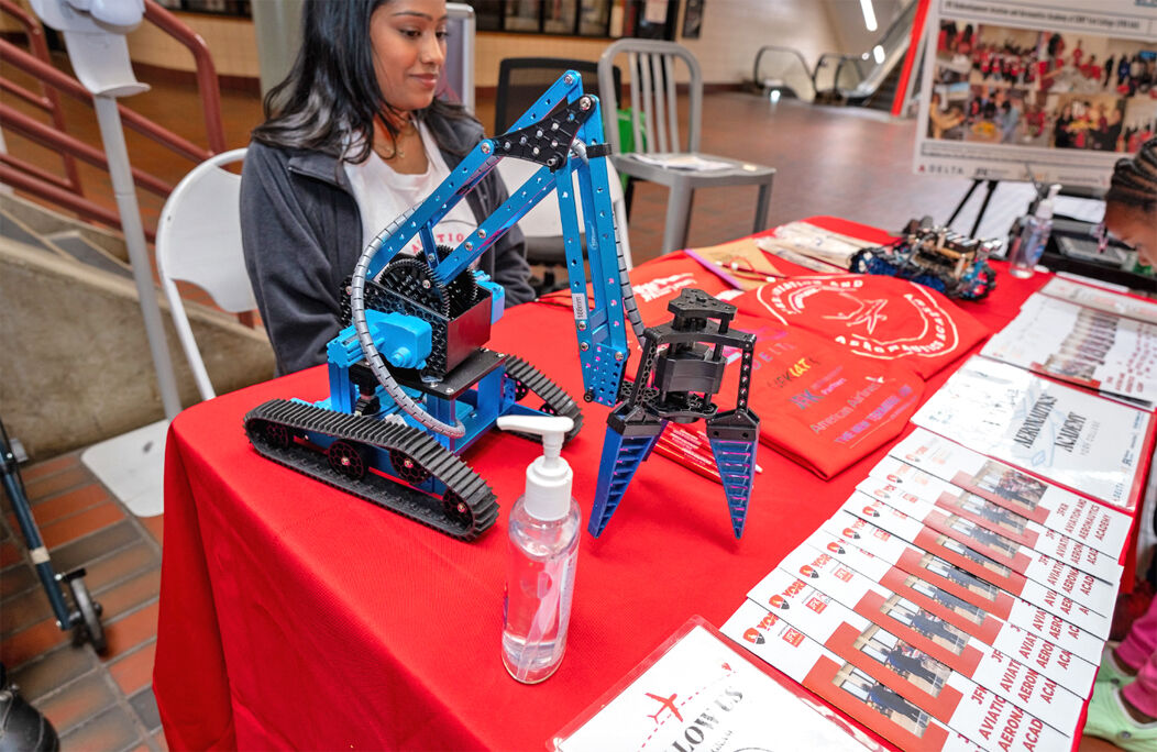 STEM expo attracts 400 at York College | | qchron.com