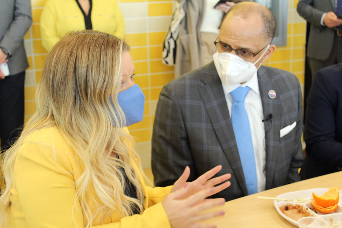 Special visitors on #NoOneEatsAlone Day | | qchron.com