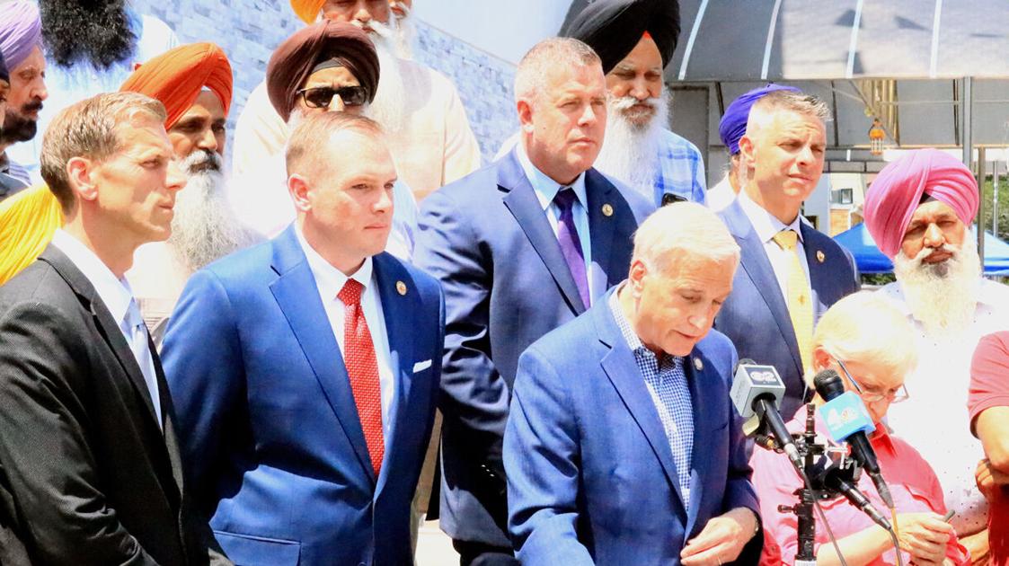 Sikh cop fights to have turban, beard | | qchron.com