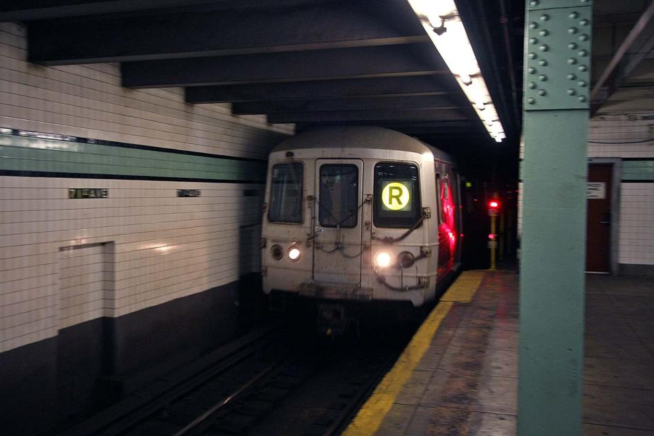 Teen's arm severed in subway fall | | qchron.com