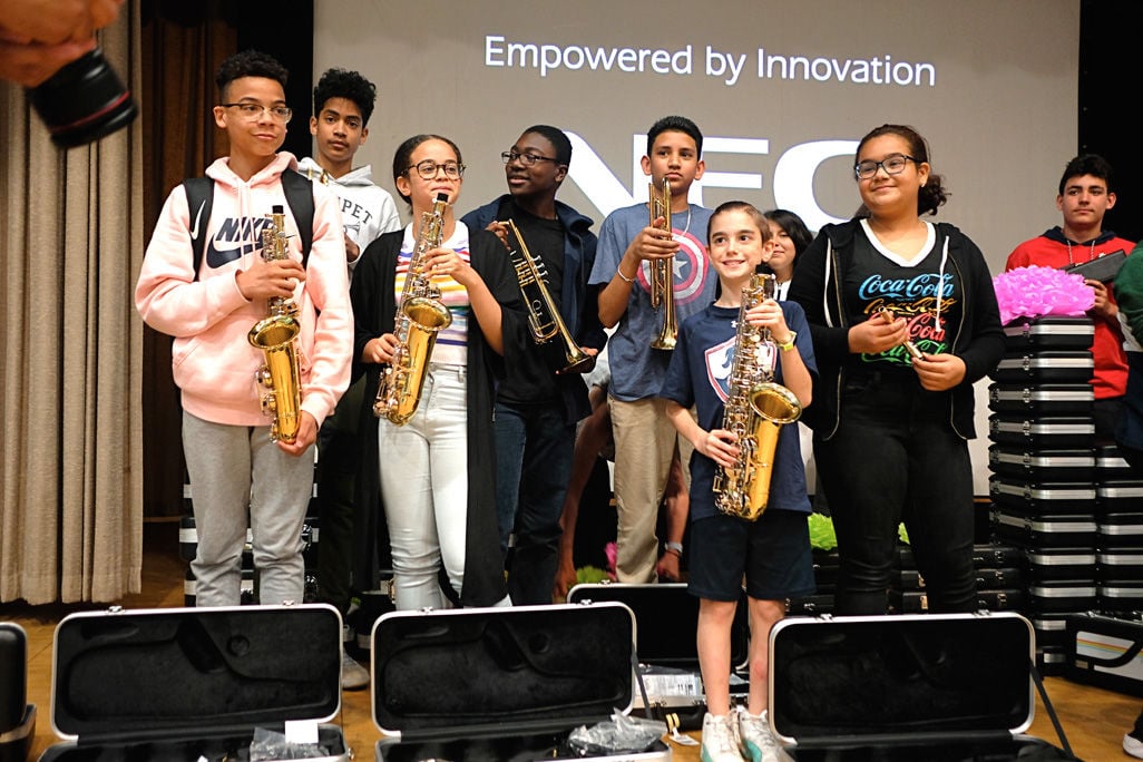 The gift of music for MS 202 | | qchron.com