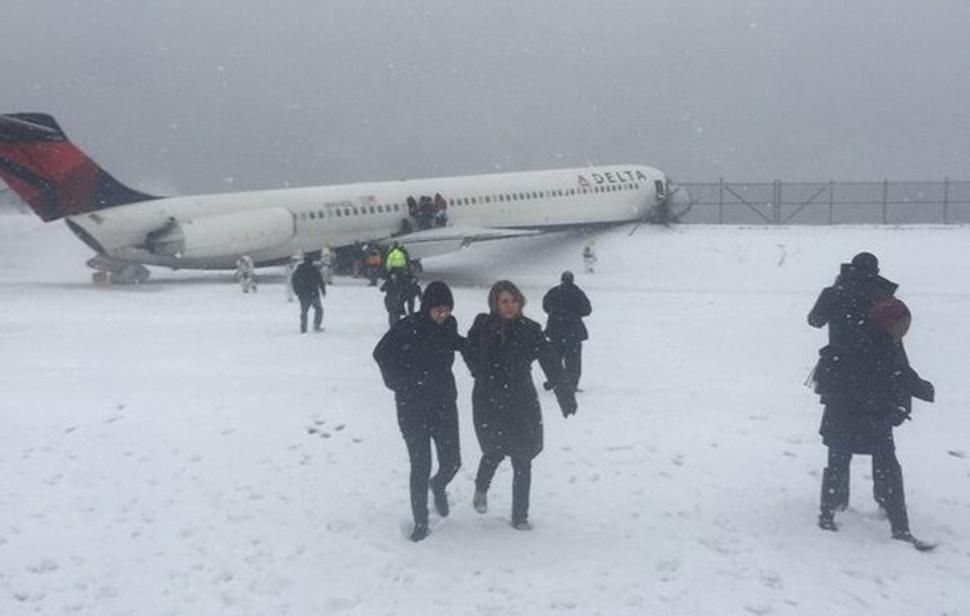 Plane skids off runway at LaGuardia Airport; 24 passengers hurt ...