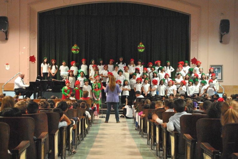 PS 153 celebrates the Christmas season in style | | qchron.com