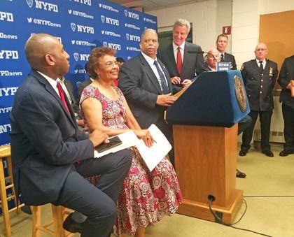 Mayor makes 116th Precinct site official | | qchron.com