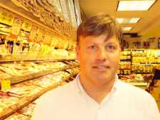 Key Food owner gives back to his community | | qchron.com