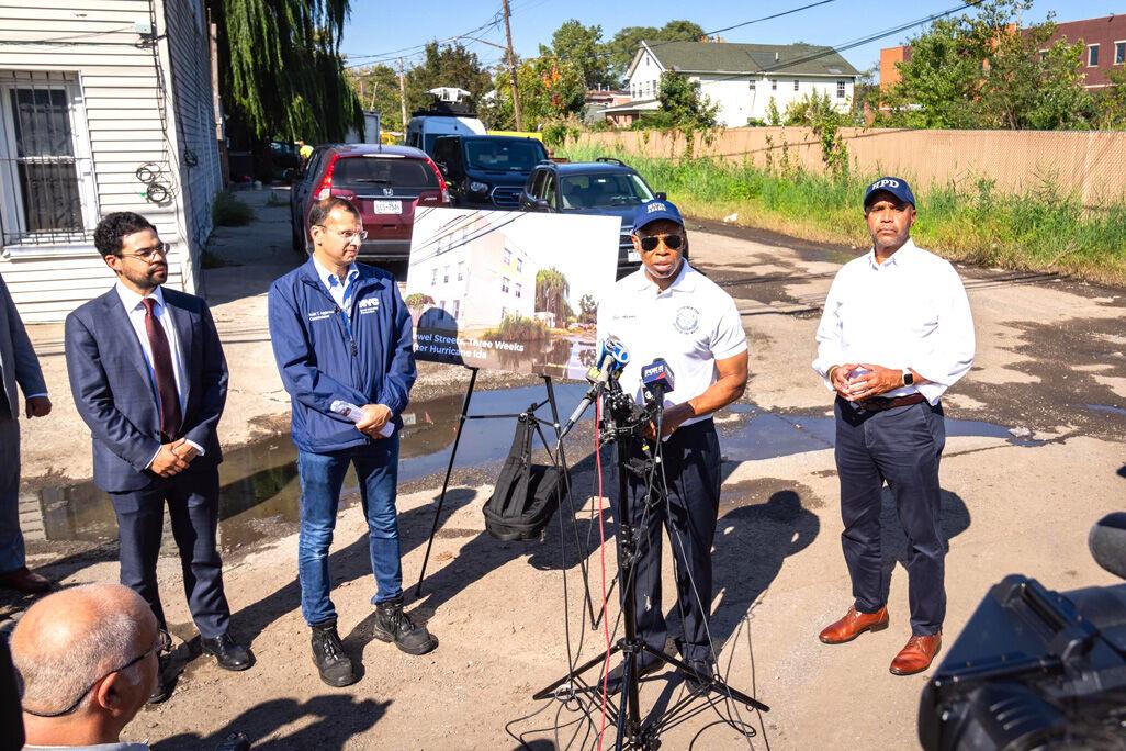Mayor visits Jewel Streets post-storm | | qchron.com