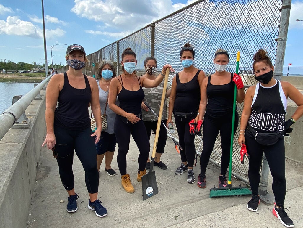 Residents make clean sweep of Addabbo Bridge | | qchron.com