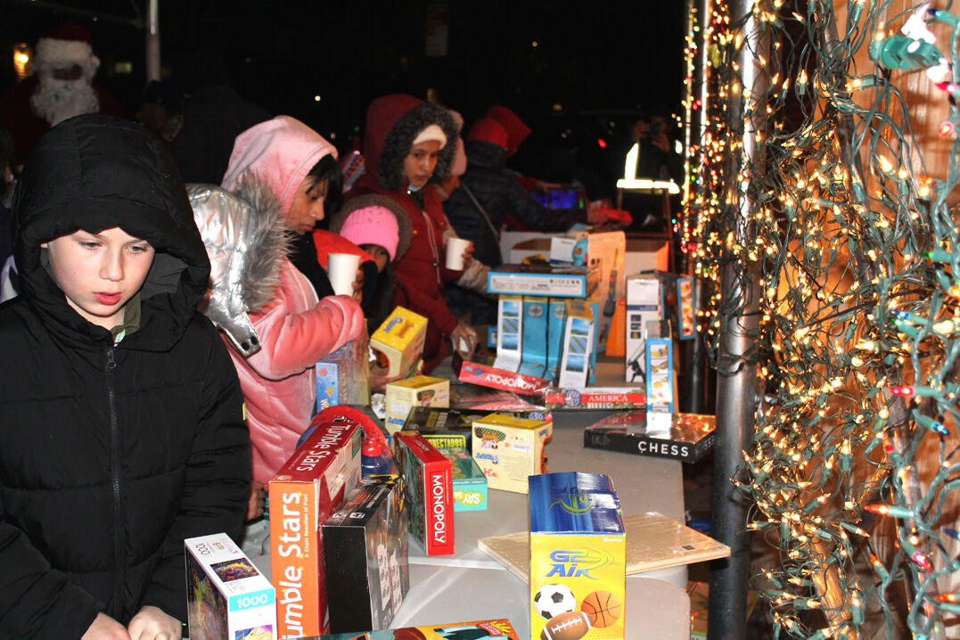 Holly, jolly holiday with the 102nd Pct. | | qchron.com