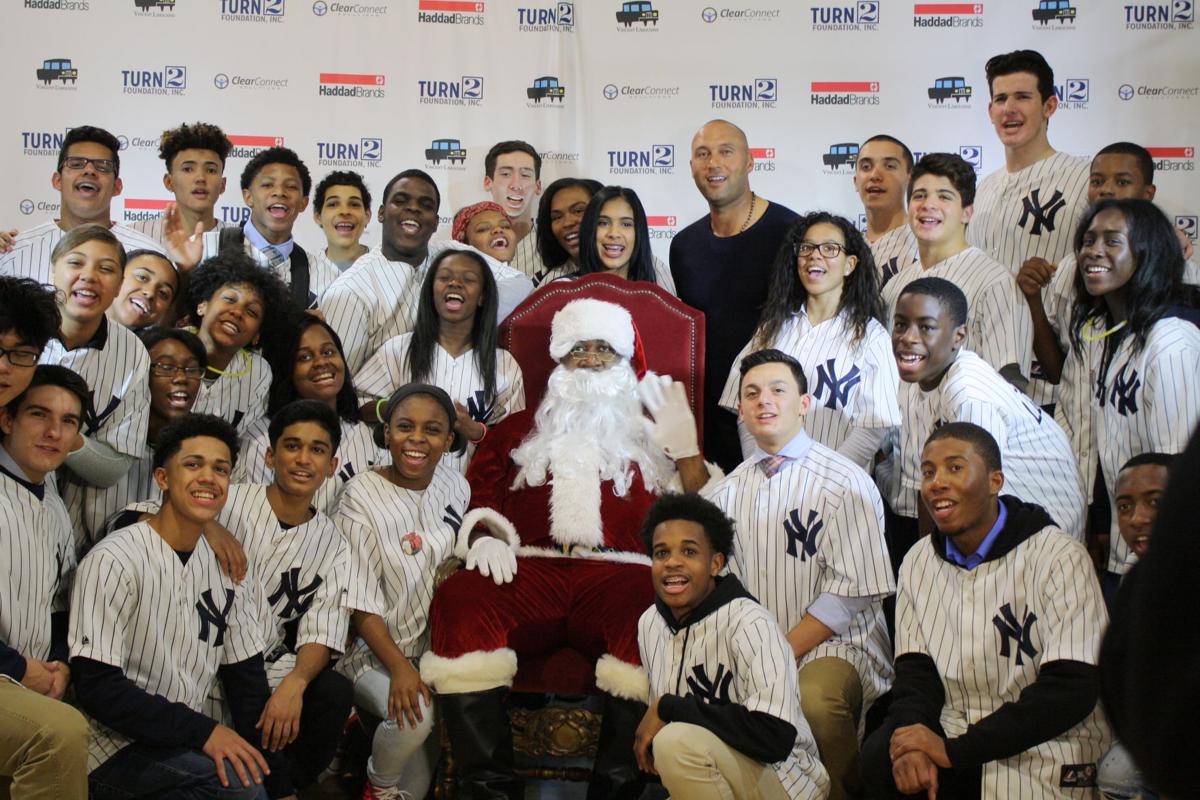 Derek Jeter spreads Christmas cheer in Rego Park | | qchron.com