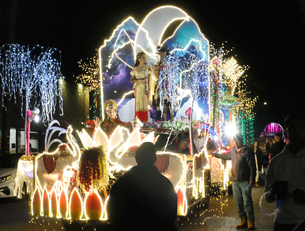 A glittering parade, a night for the gods | | qchron.com