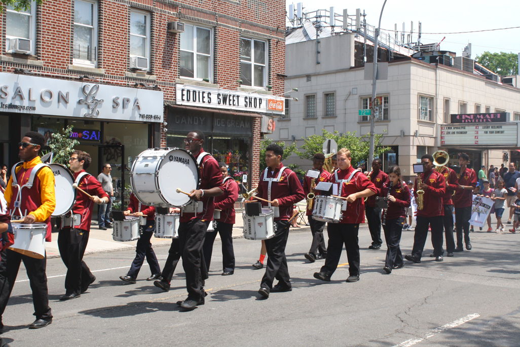 Here it comes, the big parade | | qchron.com