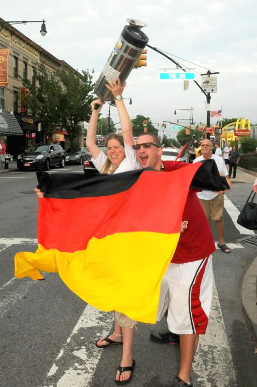 Goooaaal! Glendale celebrates Germany’s win | | qchron.com