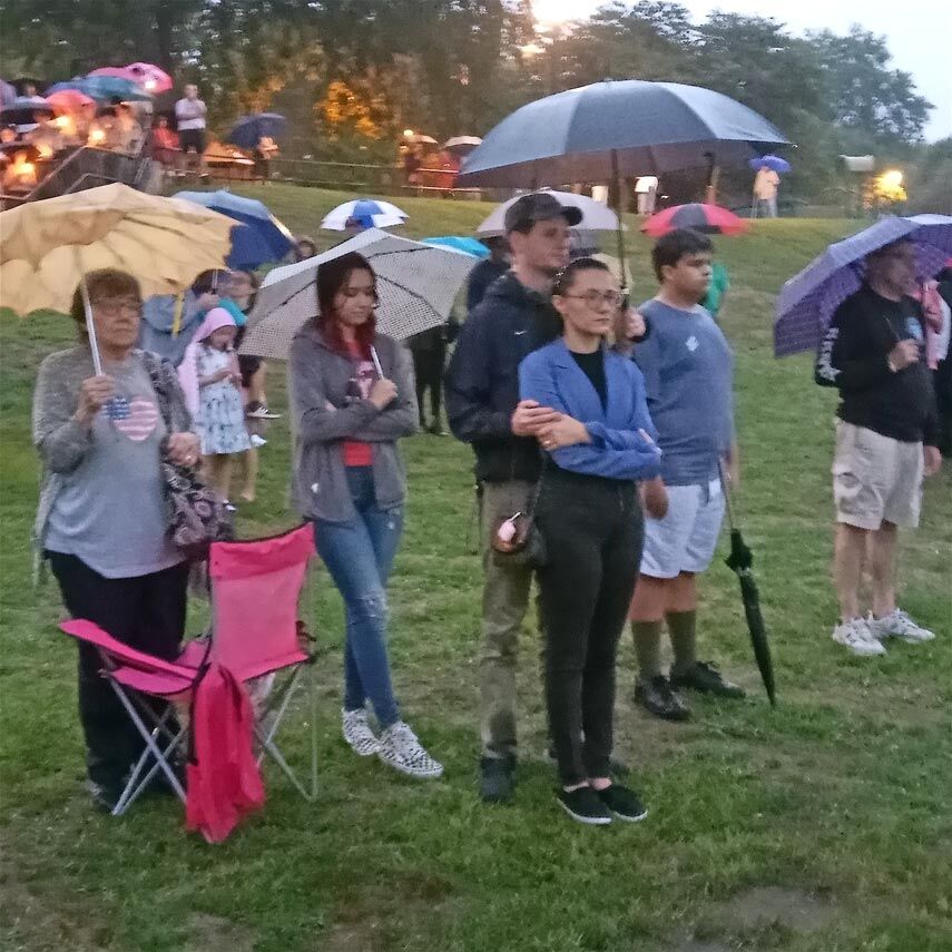 Reverence in the rain | | qchron.com