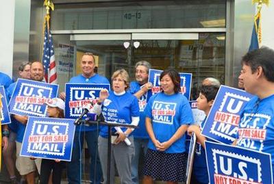 Crowd rallies against USPS privatization | | qchron.com