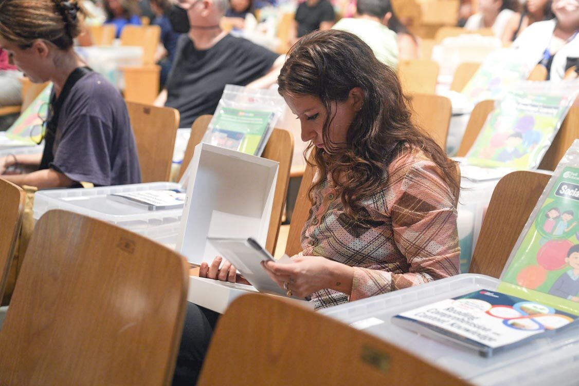 Warm welcome at JHS 185 | | qchron.com