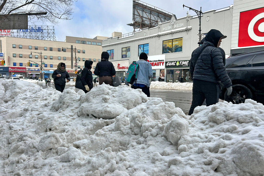 Climbing bus stop mountain: Snowfall makes a mess | | qchron.com