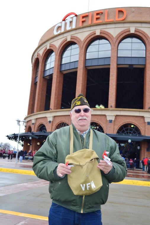 Mets fans kick off the 2014 season | | qchron.com