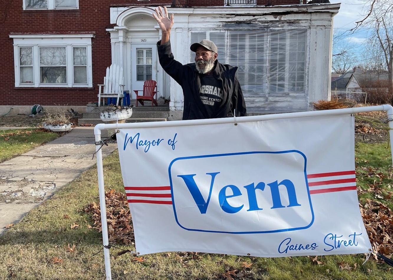 Davenport's Mayor of Gaines Street gives waves and smiles