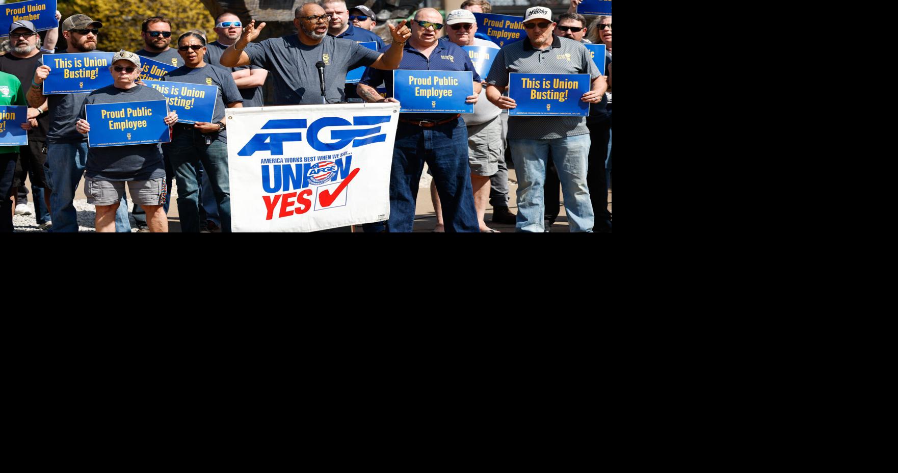 Photos: AFGE Local 2119 picket Rock Island Arsenal contract