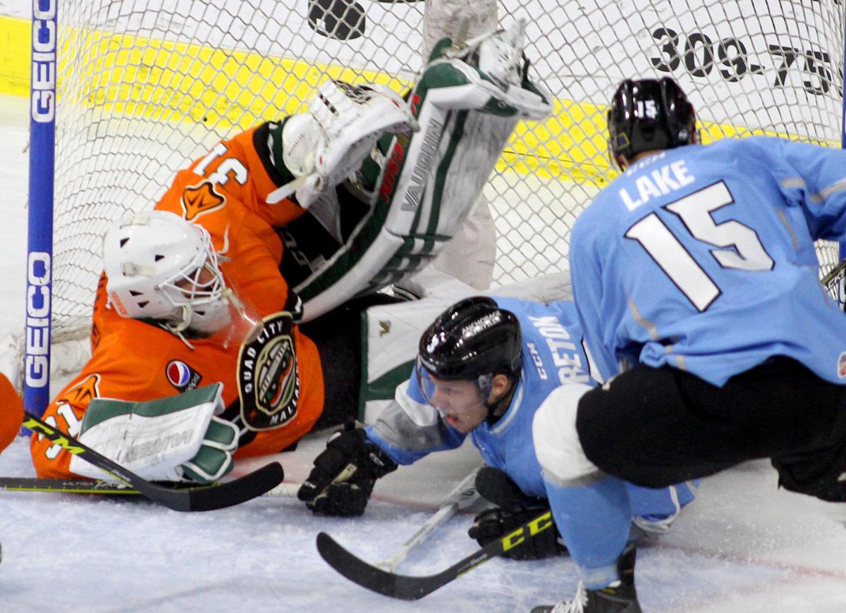 Michalek: 32 saves, goalie fight and a win in AHL debut (VIDEO)