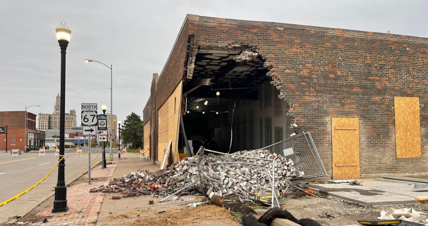 Crash kills two in Davenport after car hits building