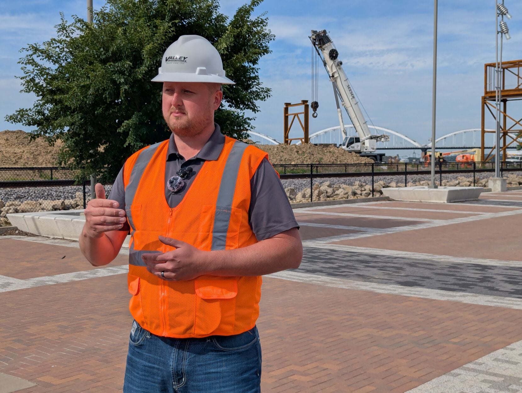 Crews lift Davenport bridge over rail line