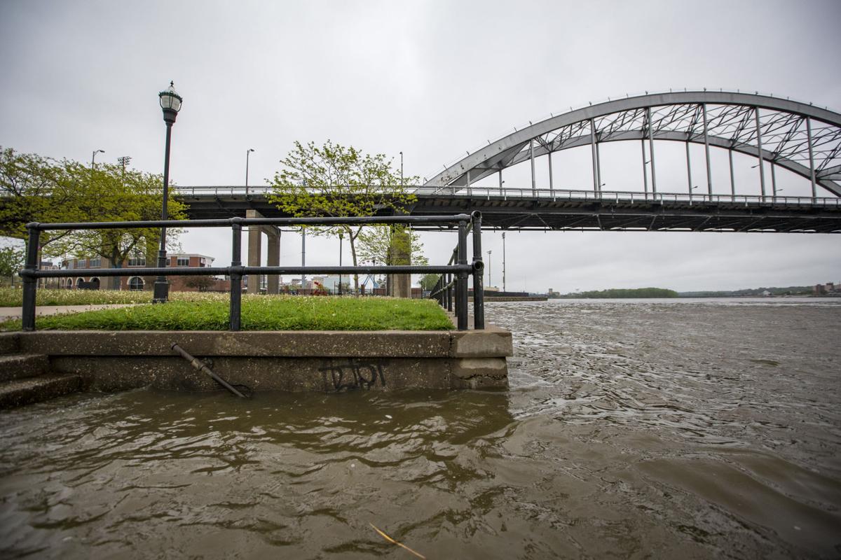 Photos: Mississippi River Approaches Flood Stage | Local News | qctimes.com