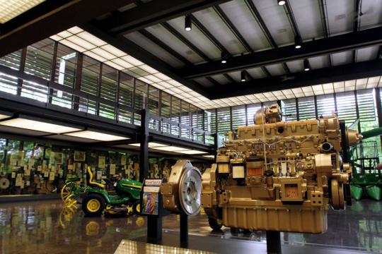 Historic photos: Building of the John Deere World Headquarters | Local ...