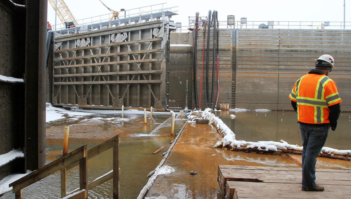 Workers repair 'dewatered' lock | Local News | qctimes.com