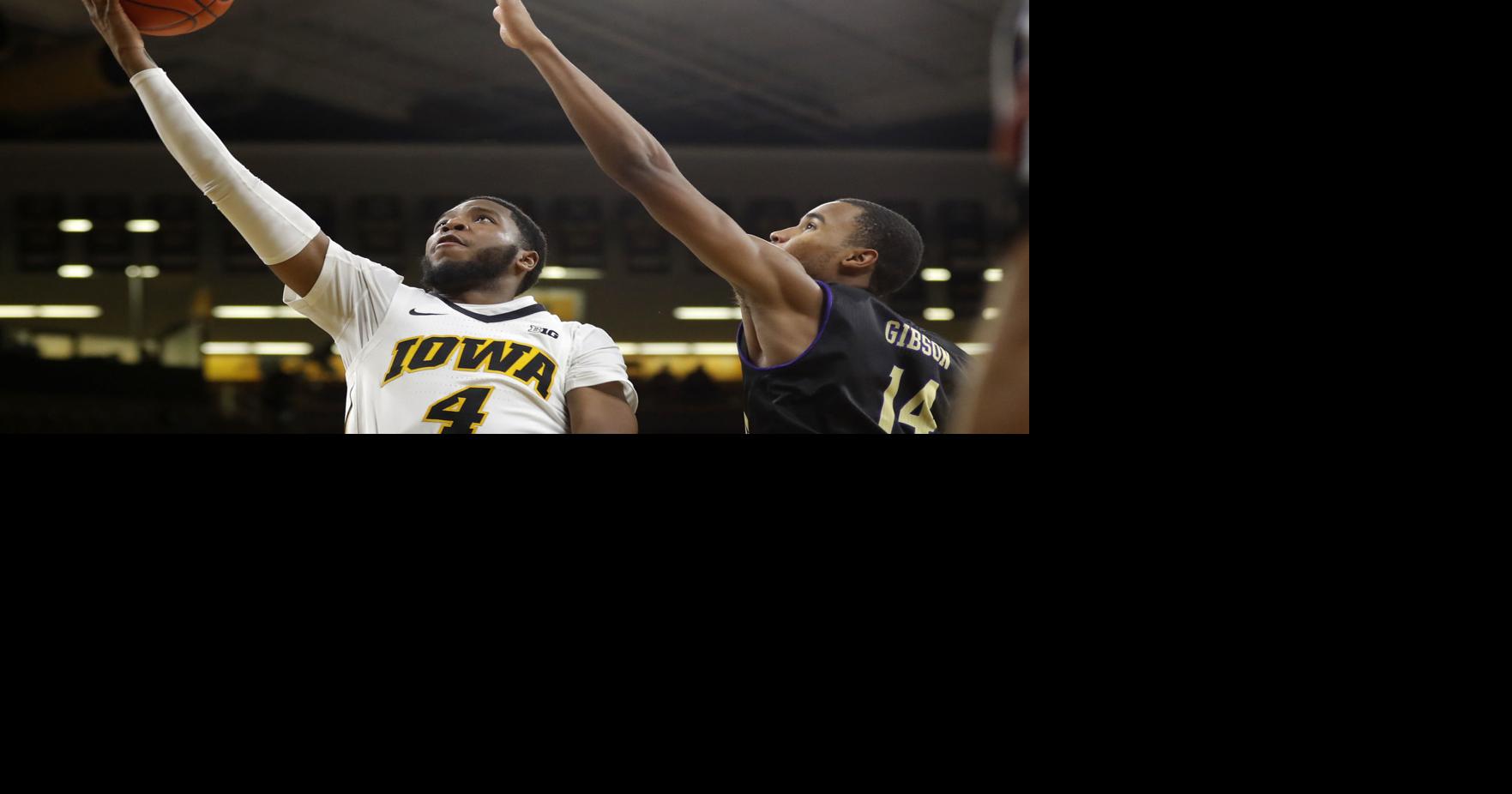 Iowa's Moss announces plans to transfer