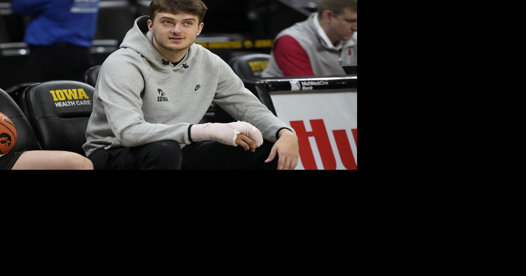 Iowa forward enters transfer portal